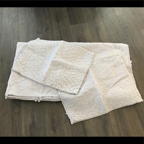 Real Simple | Bedding | Real Simple Brand Quilt And Shams | Poshmark